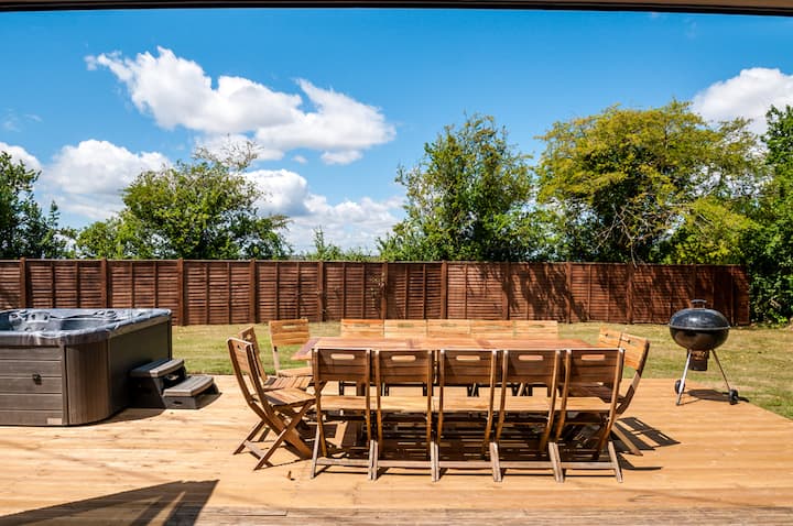 Fabulous Cabin W/ Huge Garden & Hot Tub Sleeps 18 - Bristol