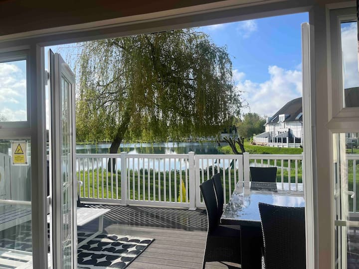 Lake’s End Lodge. - Cotswolds