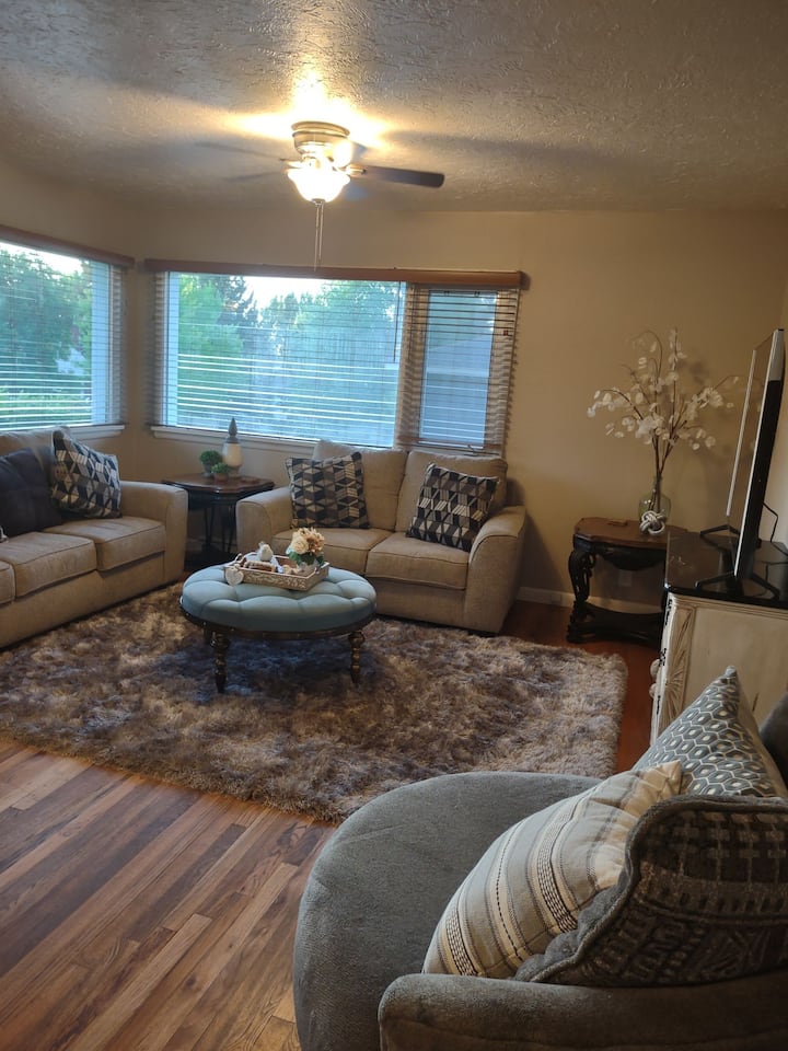 Hill House Is Cozy And In The Heart Of Rexburg - Rexburg, ID