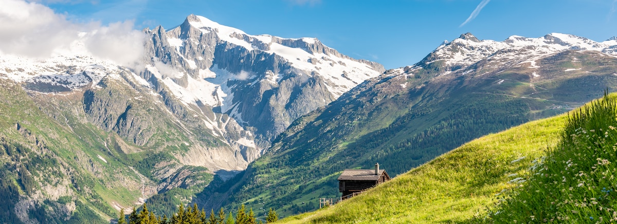 Alpine hut with a traumatic view of the Upper Valais Valley - Chalets ...