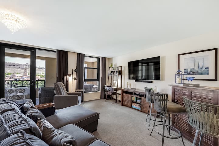 Lakeview Haven: Unwind With Panoramic Serenity - Henderson, NV