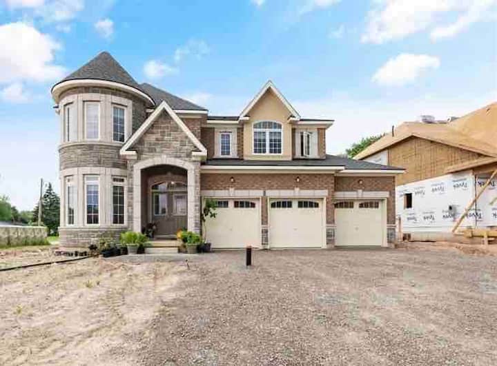 Cheerful 1-bedroom At New Castle Home Free Parking - Fort Erie