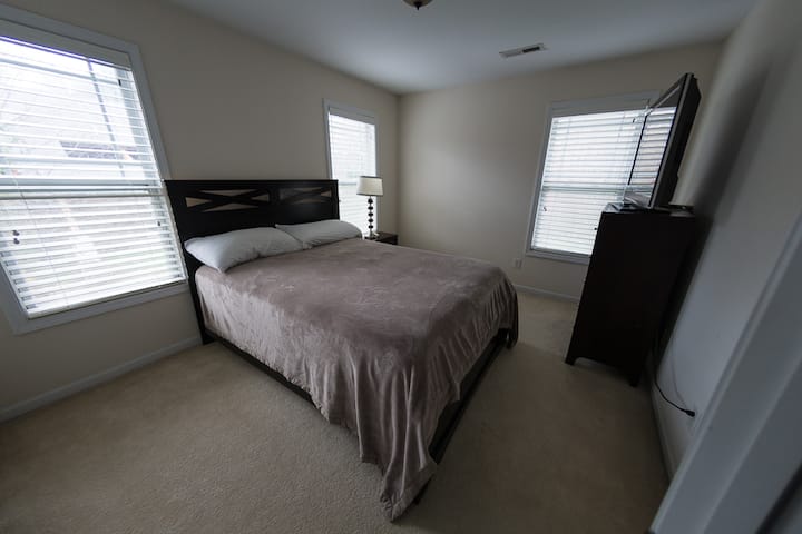 Quiet Private Bedroom Right Outside Downtown - Cary, NC
