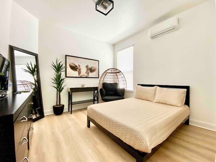 Private Stay For 4 • Near Seaworld And 6 Flags - San Antonio, TX
