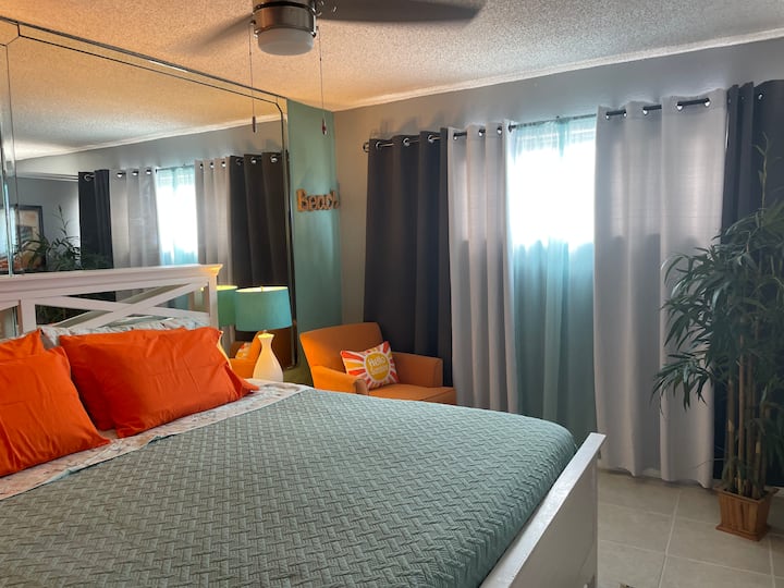 Beachfront King Suite W/ Free Wifi & Full Kitchen! - Daytona Beach, FL