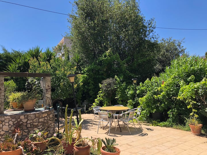 Jardin, Studio Pour 6 Haut De Villa Parking Privé. - Le Pradet