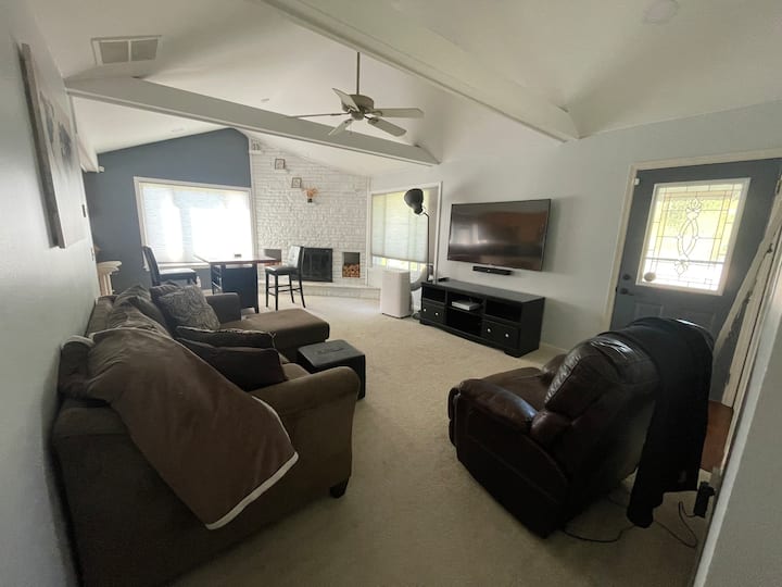 Cute Single Floor Home Near Water & All Amenities - Sylvan Lake
