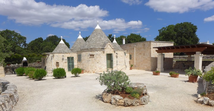 Trullo In Idyllic Setting - Apulia