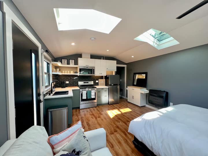 Modern Hideaway W/ Full Kitchen, Bath & Laundry - 聖利安卓
