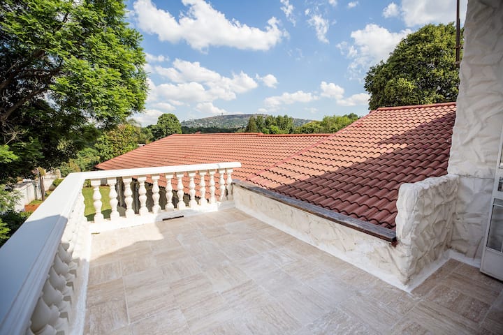 ♛ Spacious Villa ♛ Comfy Living Space ✔️ - Randburg