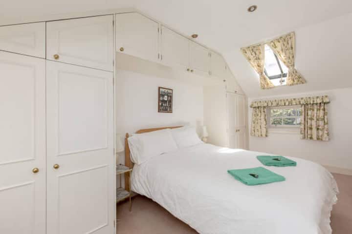 Perfectly Located Converted Georgian Coach House - Edinburgh