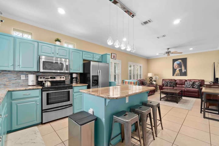 Beautifully Decorated Cozy Condo - On The Beach, South Padre Island