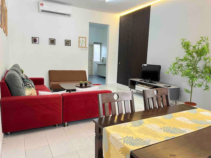 The Whitehouz Landed Shortstay 6-8pax - Seri Kembangan