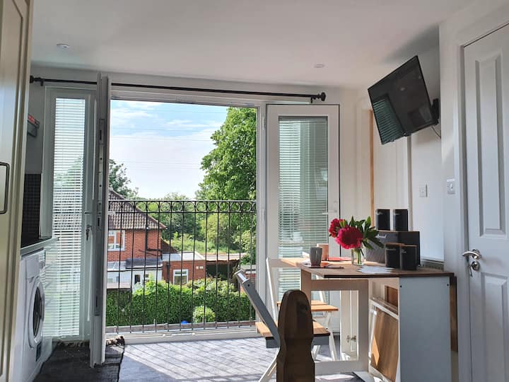 Entire Loft Available With Double Bed - Croydon