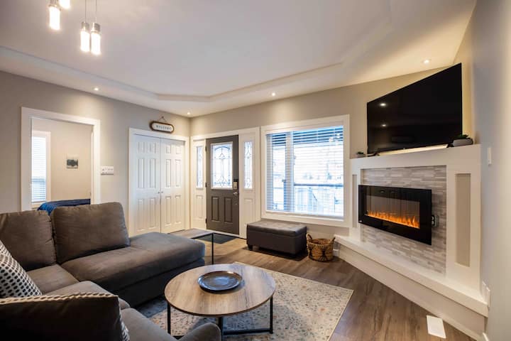 Large, Bright, Pet Friendly 4 Bedroom, 2 Bath Home - Lethbridge