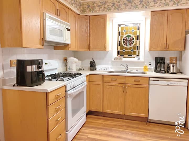 Comfy 1 Bed & Shared Bath Home Near Brentwood - North Vancouver