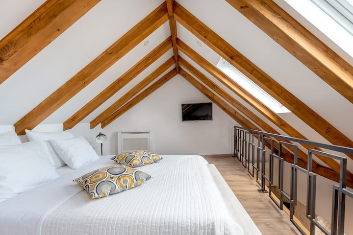 Vivid Flat With A Lofted Bedroom In A 19th-century Building - Trogir