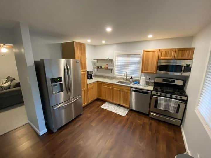 Clean, Updated Home Close To Carle Hospital (Co B) - Urbana, IL