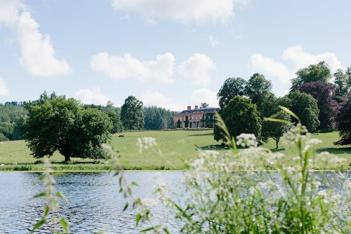 Apartment For 14 On Top Floor Of Georgian Hall - Herefordshire