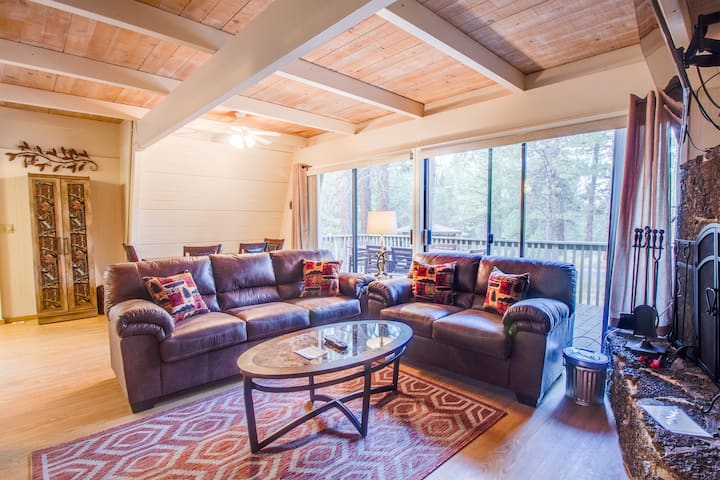 Coyo01 - Walk To Village, Dog Friendly, Hot Tub, Wood Fireplace - Oregon