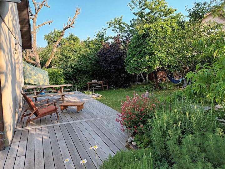 Maison Calme, Terrasse, Repos Sous Les Arbres. - Dole