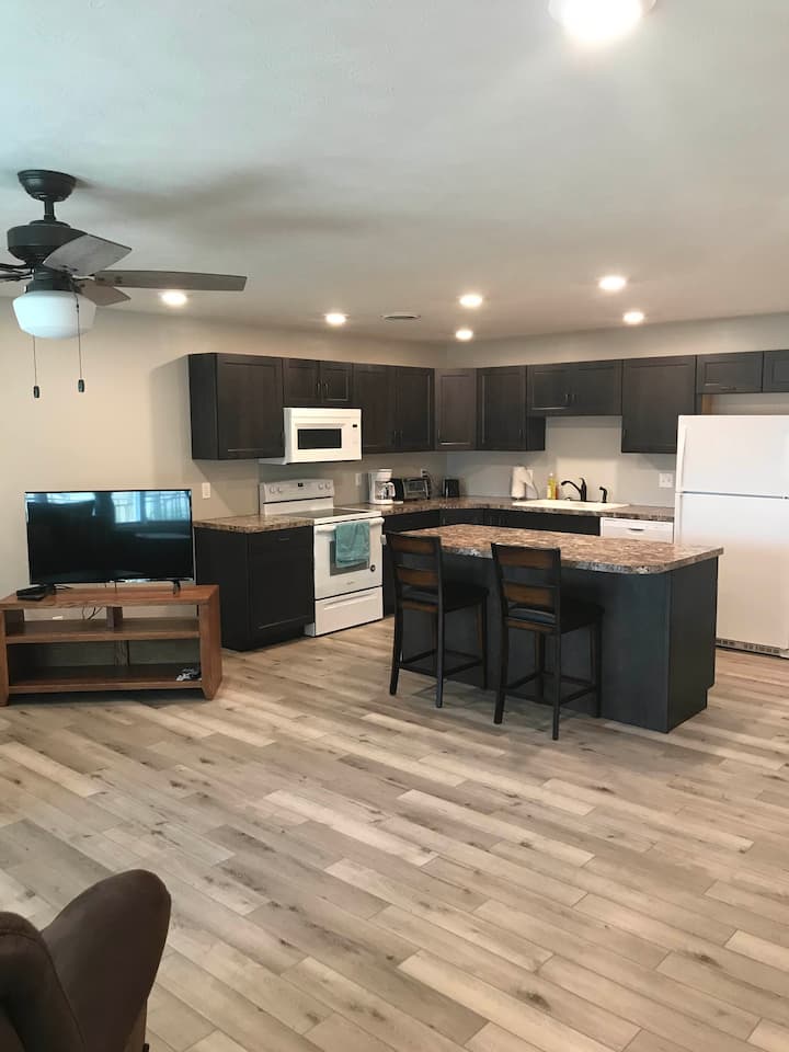 The "Gorgeous" Home Away From Home - Lake Inman, KS