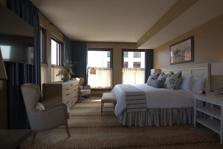 Pawhuska-stylish King Suite With Pull-out Sofa - Pawhuska, OK