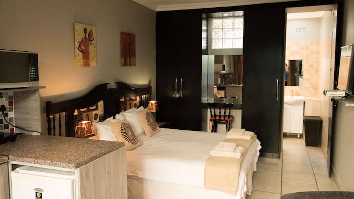 Furnished & Serviced Sandton Studio Unit With Private Patio - Sandton