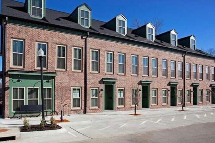 Luxury Townhouse 3 Blocks To Bentonville Square - Bentonville, AR