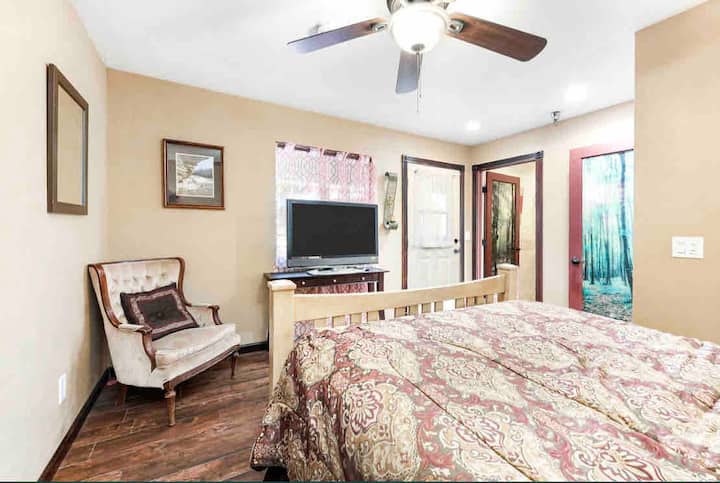 Forest Cottage Master Suite - Foresthill, CA
