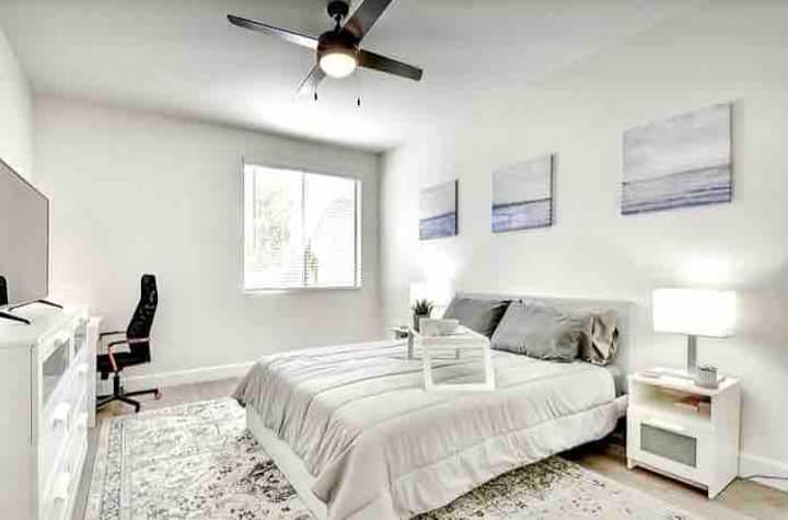 Chic Luxury 1 Bdrm Retreat Near Sports Arenas - Glendale, AZ
