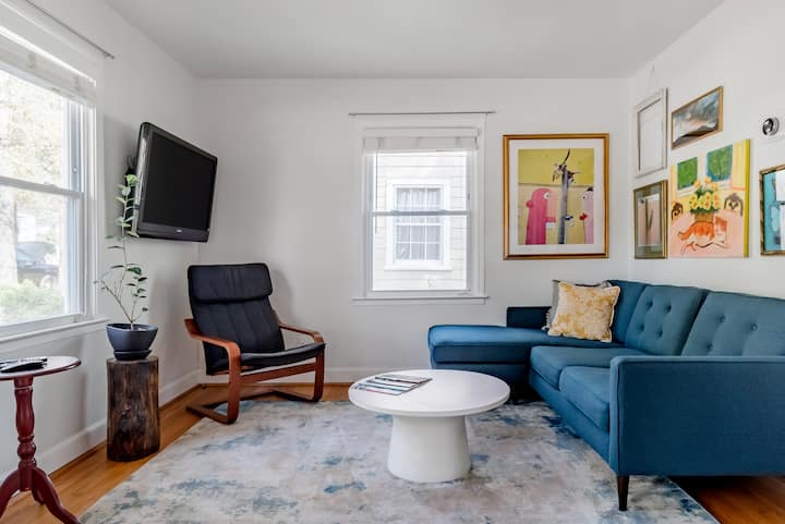 Artsy Charm In A Cheerful Renovated 50s Cottage - Durham, NC