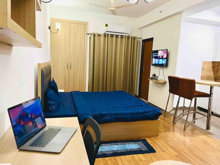 Arrow -4 By Noida Suites - Noida