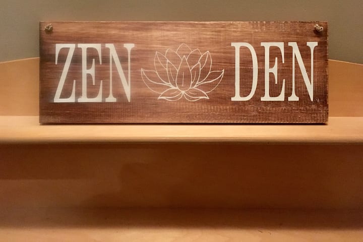 The Cozy Zen Den — Private 1-bedroom Suite - North Vancouver