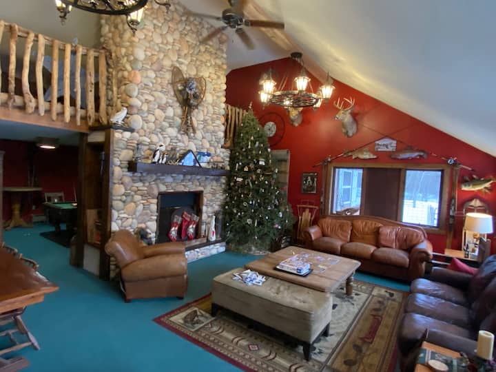 Powder Hound Lodge Sleeps 30 - Ironwood, MI