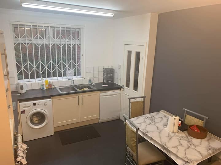 2. Ensuite Room With Double Bed, Tv. Wi-fi, Desk - Mirfield