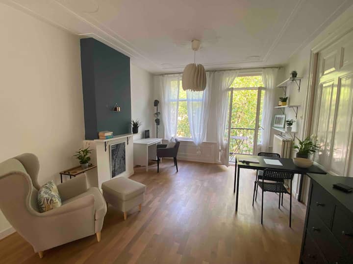 Charming Stay By The Canal -