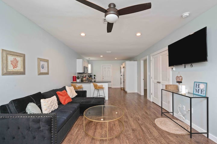 Stylish 2 Bedroom Home Close 2 Dtown, Nas, And Bch - Pensacola, FL