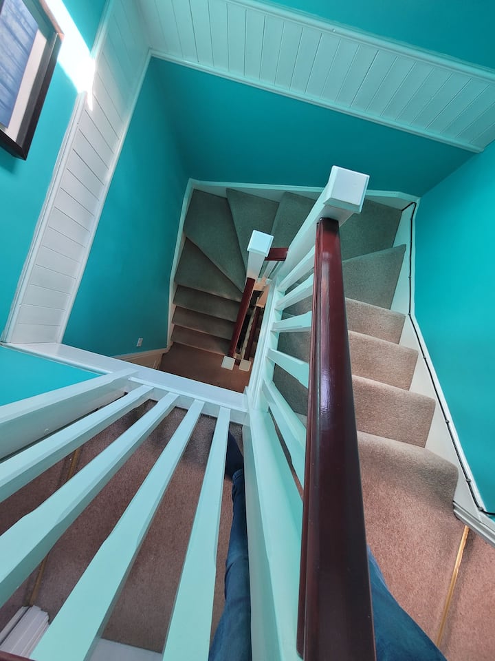 Amazing Town Centre Home With Parking - Crawley