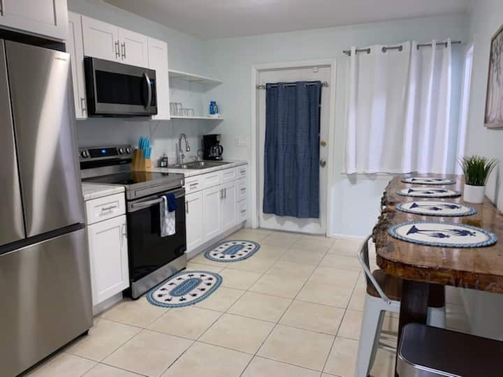 Walk To Canal Street-hot Tub - New Smyrna Beach, FL