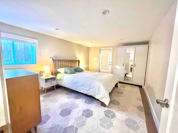Licensed 2025 Spacious W Gas Fireplace Near Train! - Vancouver