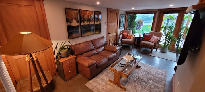 Downtown Beachfront Suite - Kamloops