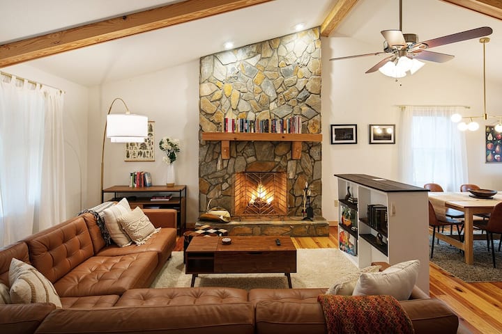 Cozy & Romantic Chalet, Outside Hot Tub, Petanque! - Lake Lure, NC