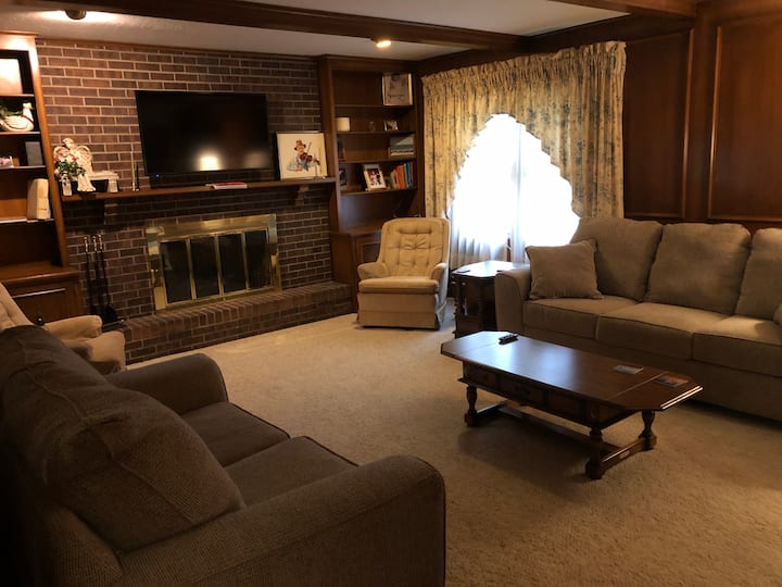 Large Family Home (Can Sleep Up To 8+) - Lee's Summit, MO
