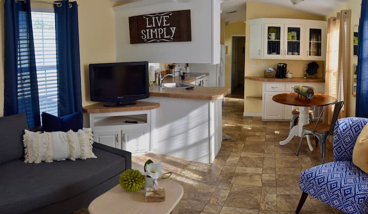 Cozy Cottage Near Disney | Pool | Sleeps 4! - Kissimmee