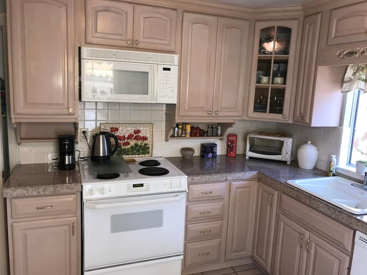 Picturesque Home - 2 Blocks To Downtown Palo Alto - Portola Valley, CA