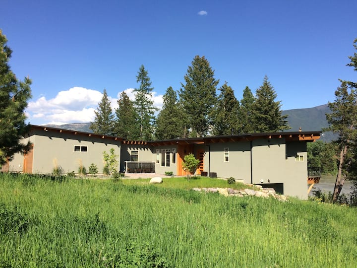 Riverfront Home Near Glacier Park - Columbia Falls, MT