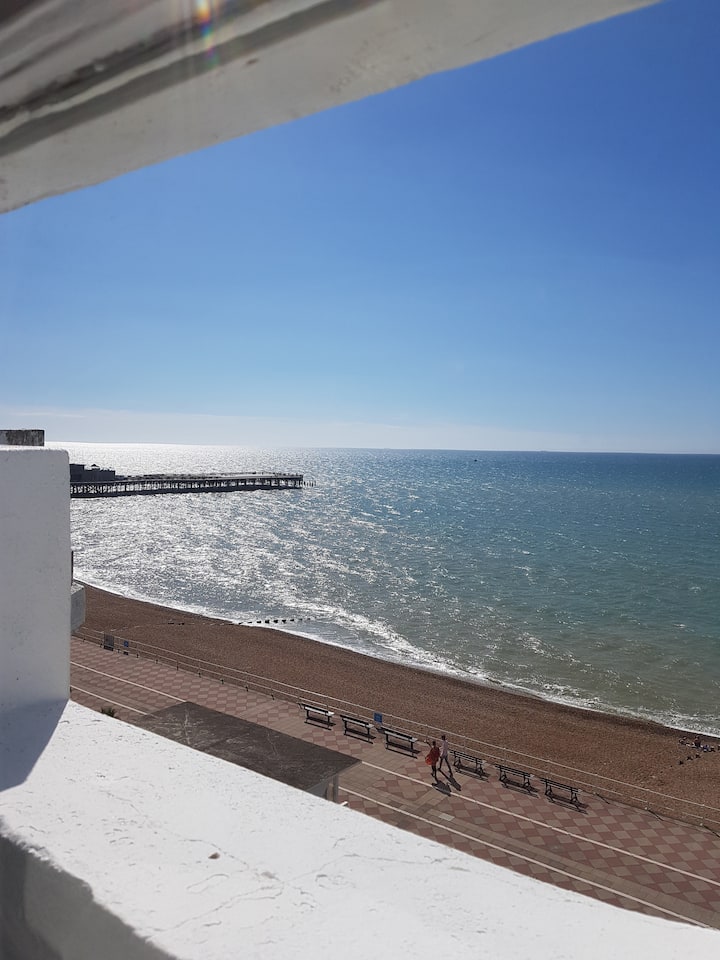 Spacious Seafront Apartment - Hastings, UK