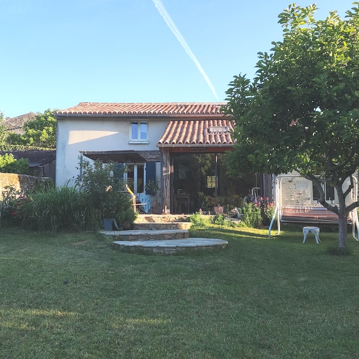 Maison Ancienne D'habitation Avec Tout Confort. - La Chataigneraie