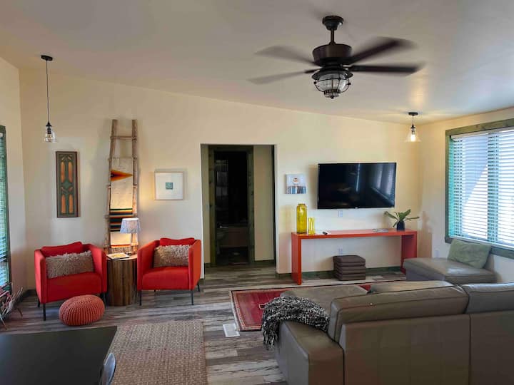 Charming Modern Adobe With Lovely Mountain Views! - 陶斯